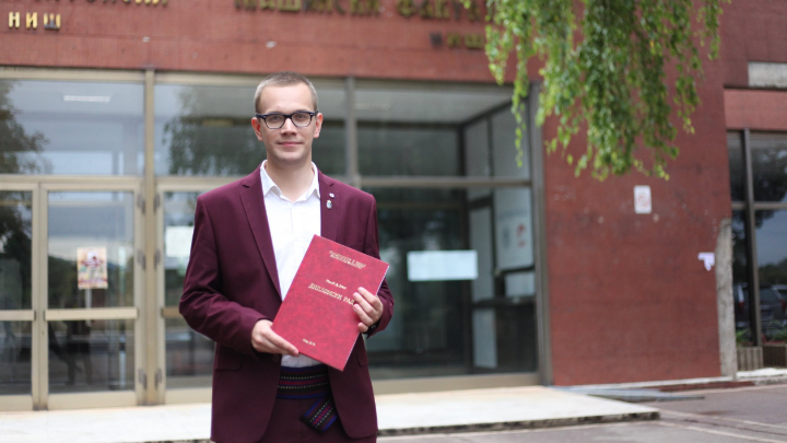 POVEZAO PROŠLOST I SADAŠNJOST Mladić iz Niša diplomirao sa detaljem ...