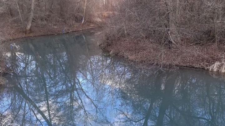 Reka kod Aleksinca u boji štrumpfova! | Srbija | Direktno