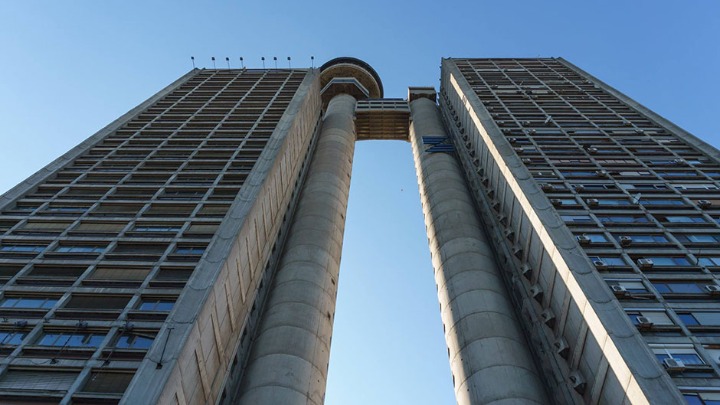 Prodaje se Geneks kula, početna cena 2 milijarde dinara | Beograd ...