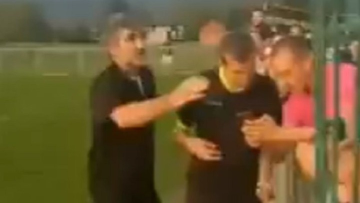 Šou u "beton ligi", Srbi izmislili "VAR za sirotinju": Sudija gledao snimak na telefonu (VIDEO ...