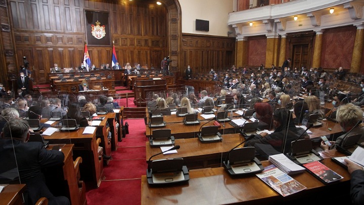 Naprednjaci se dosađuju dok govori SNS poslanica (FOTO) | Politika ...