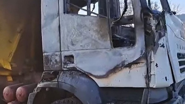 Kfor uklonio poslednju barikadu sa severa KiM | Srbija | Direktno