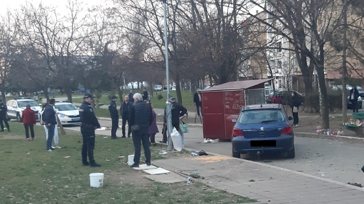 Auto krenuo sam, uleteo u park i udario dete (4) (FOTO) | Beograd | Direktno