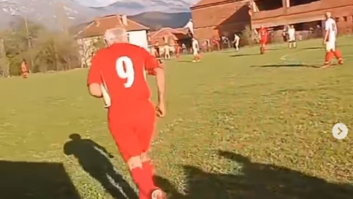 Vitomir je fenomen: Igra fudbal u 74. godini (VIDEO) | Fudbal | Direktno