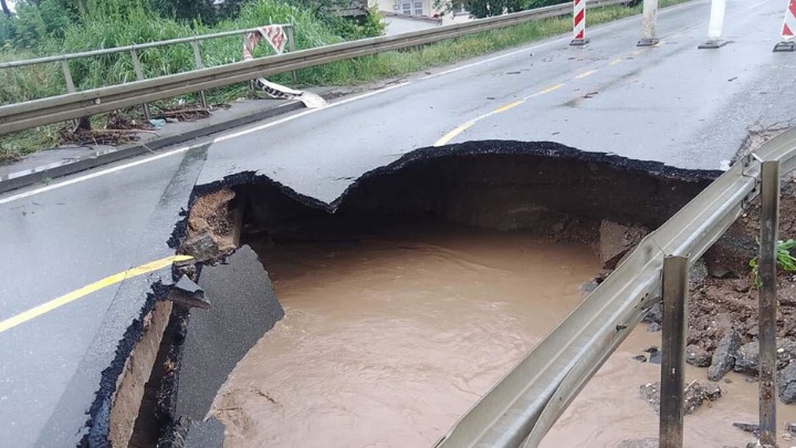 Nabujala rečica urušila most na Ibarskoj (FOTO) | Srbija | Direktno
