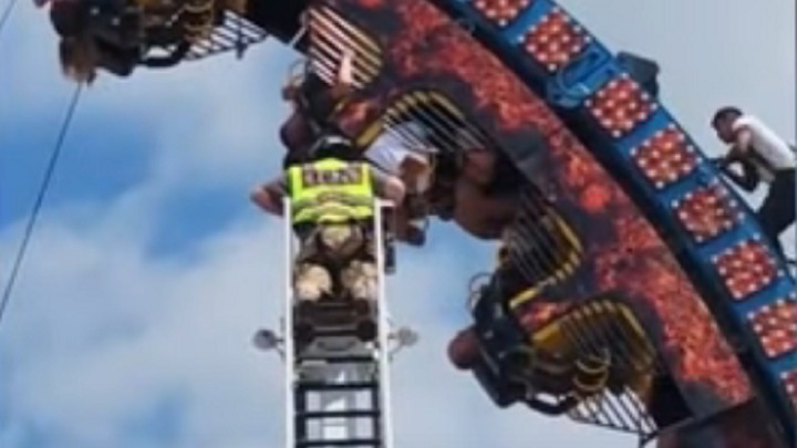 Rolerkoster stao usred vožnje, ljudi satima visili (VIDEO) | Svet ...