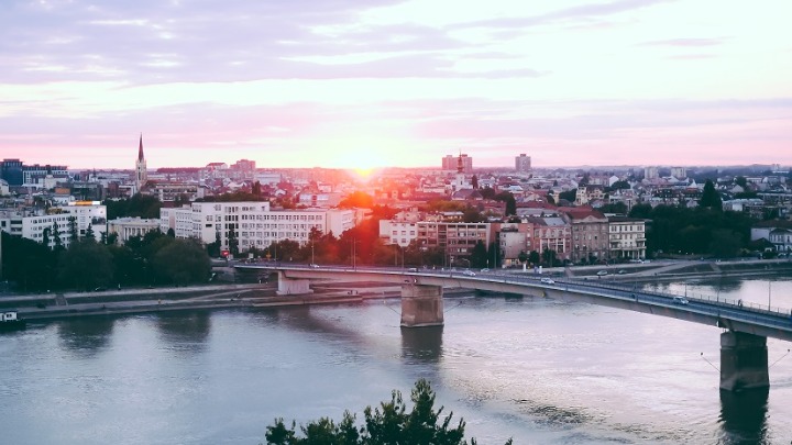 Teretna barža udarila u stub mosta u NS | Srbija | Direktno