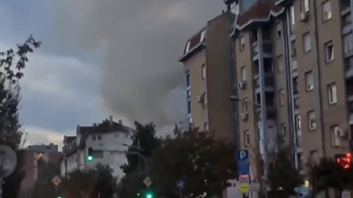 Veliki požar izbio u kući u Novom Sadu (VIDEO) | Srbija | Direktno