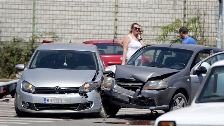 Pijani policajac vozio auto-putem u suprotnom smeru, pa udario u auto | Region | Direktno
