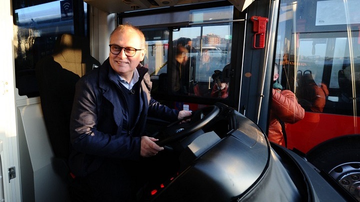 Vesić: Novi autobusi na ulicama Beograda | Beograd | Direktno